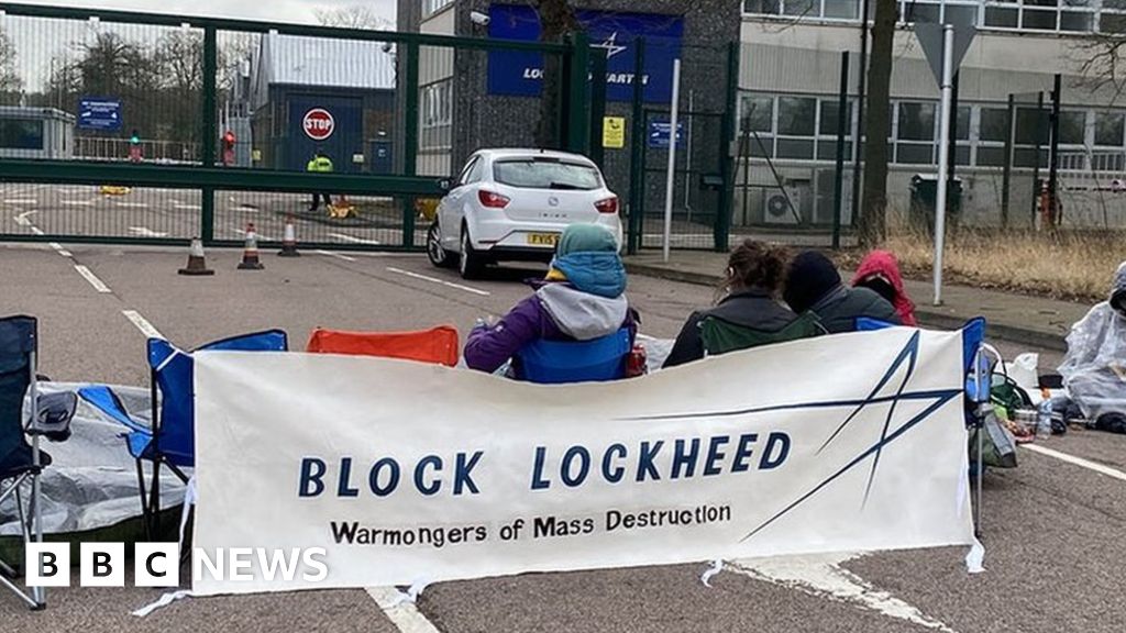 Lockheed Martin site in Ampthill is blocked by protesters - BBC News