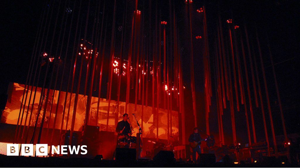 Radiohead 'leave ego behind' at Glasto - BBC News