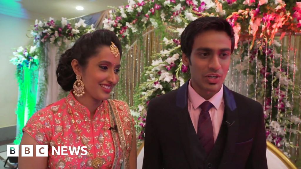The welcome wedding crashers - BBC News