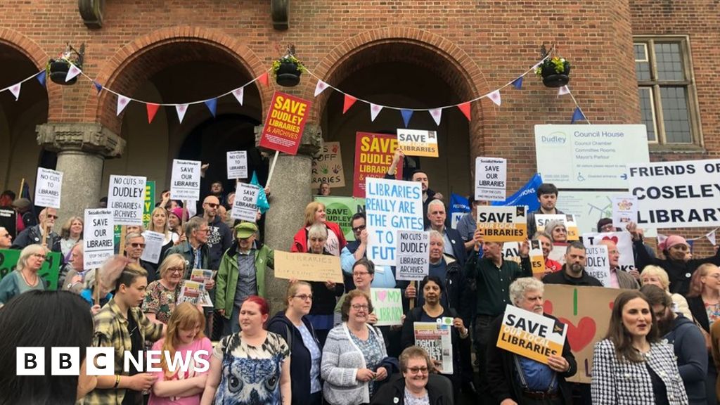 Huge crowd gathers for Dudley library cuts protest - BBC News