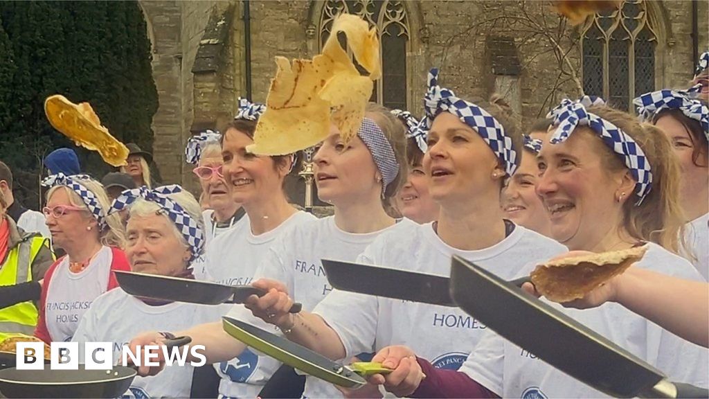 'World's oldest pancake race' takes place in Olney - BBC News