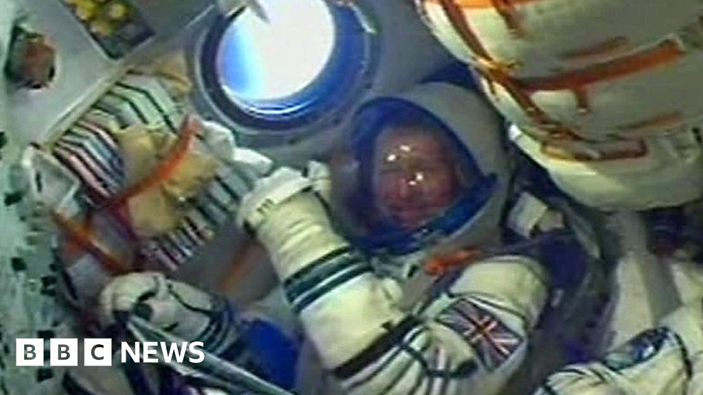 Tim Peake looks relaxed as Soyuz capsule lifts off - BBC News