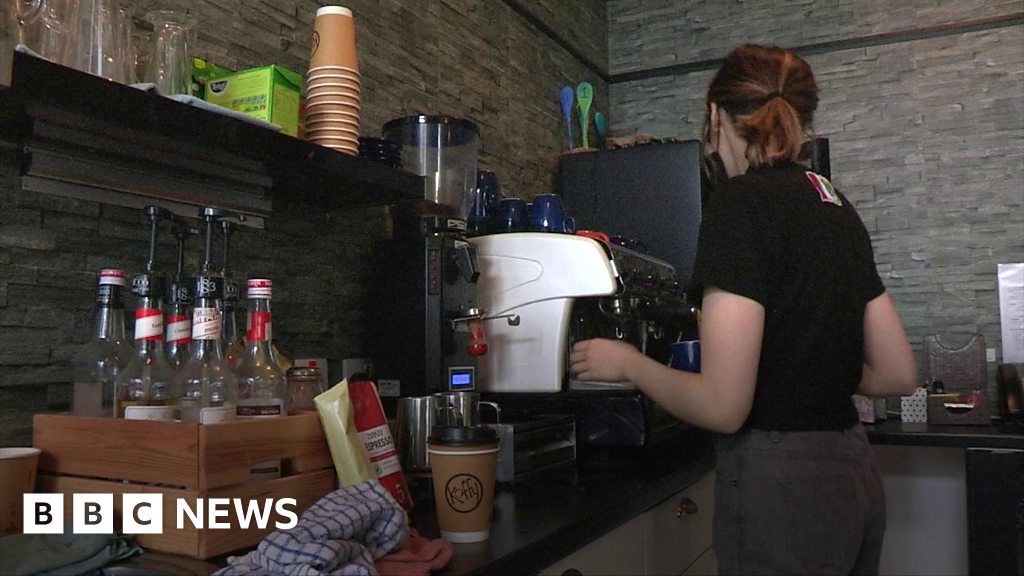 "I was struggling mentally and heard about the Crisis Cafe" - BBC News