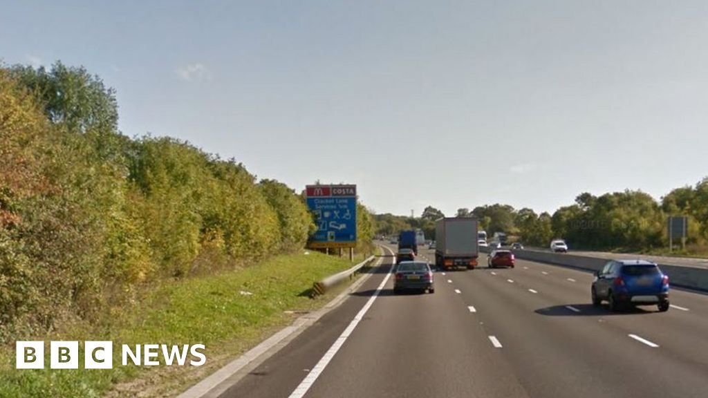 M25 crash: Man killed as car hits tree in Surrey - BBC News