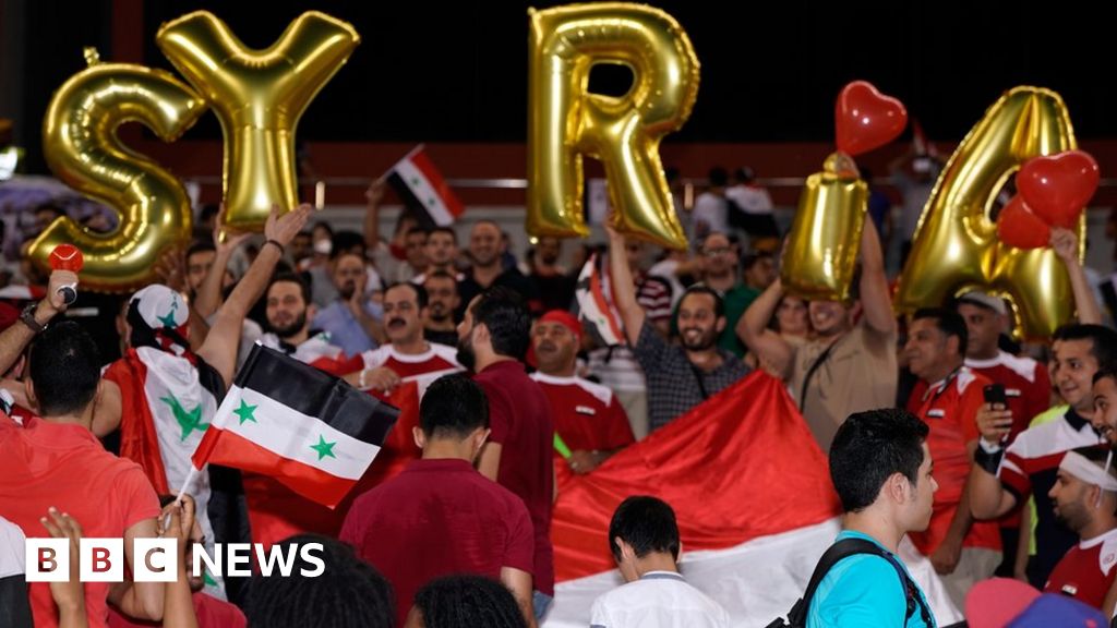 Iranian football referee under fire as Syrians celebrate - BBC News