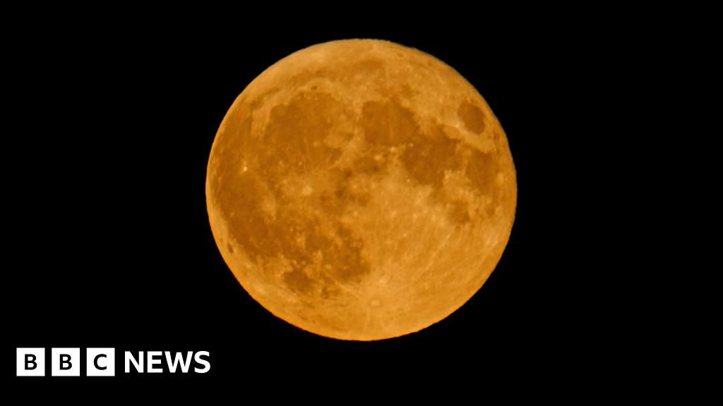 In Pictures: Supermoon captured over East of England - BBC News