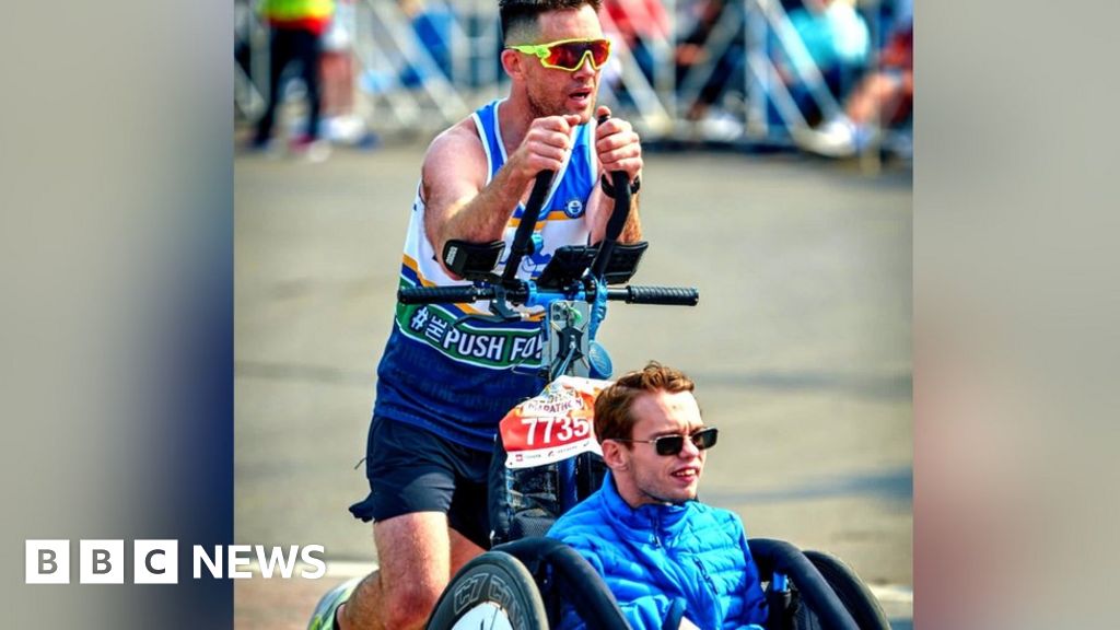 'Our goal was to break the world record together' - BBC News