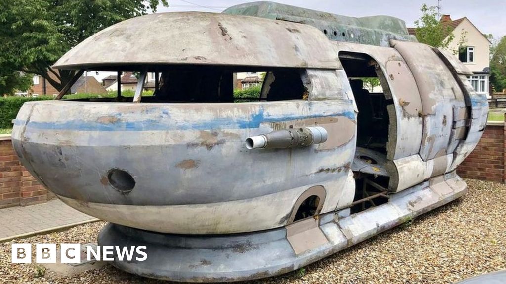 Cold Lazarus TV spaceship prop sits in Leighton Buzzard front garden ...