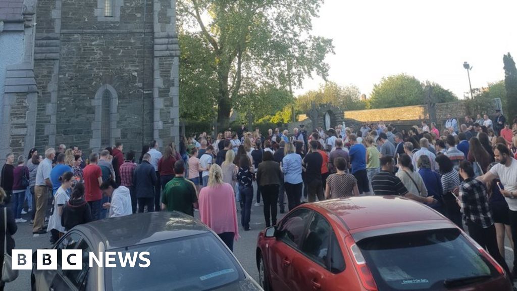 Cameron Reilly: Hundreds at vigil for murdered teenager - BBC News