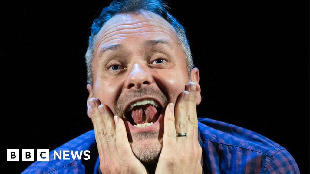 Coventry actor Declan Bennett takes solo show to West End - BBC News