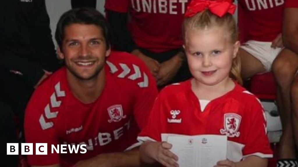 Middlesbrough FC mascot Darcy fulfils dream to meet team - BBC News