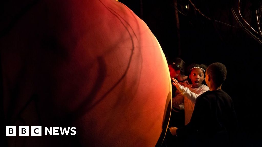 Roald Dahl exhibition 'explores author's imagination' - BBC News