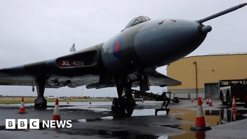 Vulcan aircraft moves to new home in hangar at Southend Airport - BBC News