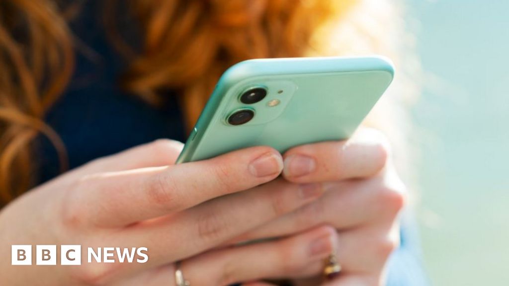 West Wellow village in Hampshire left without signal - BBC News