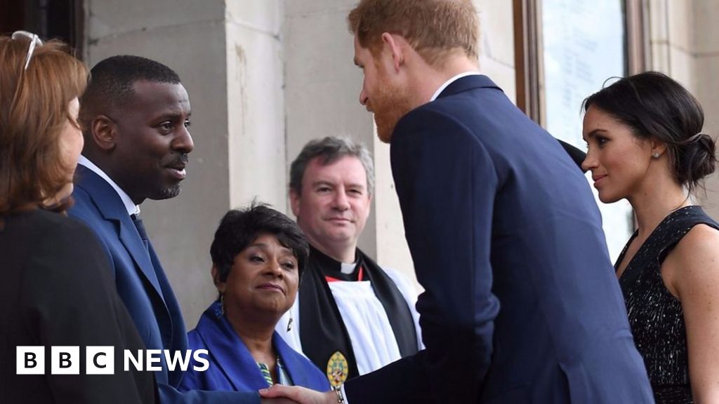 Stephen Lawrence: Service marks 25 years since death - BBC News