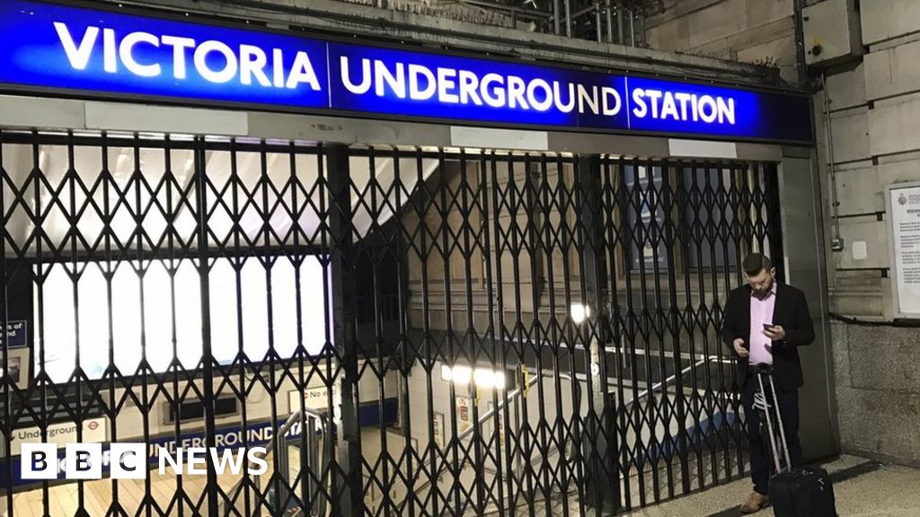 Tube strike: The 'organised chaos' of commuting during a strike - BBC News