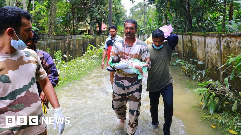 Kerala floods: Relief teams rescue 22,000 as rains ease - BBC News