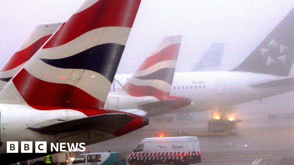 Flights disrupted as fog descends on London's airports - BBC News