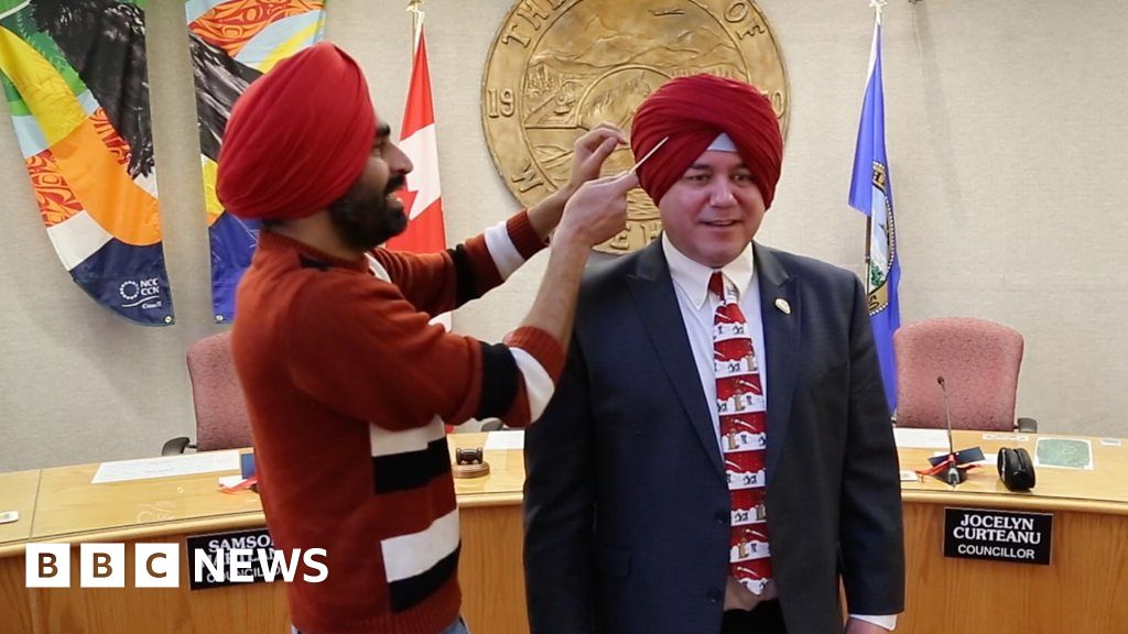 Canadian mayor's turban fitting goes viral - BBC News
