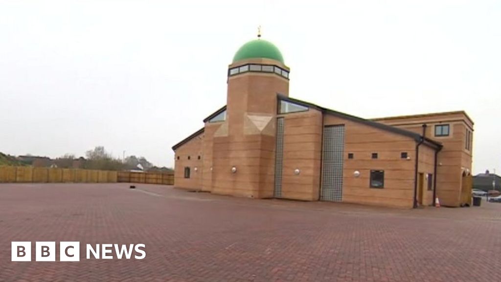Lincoln's first purpose-built mosque opens - BBC News