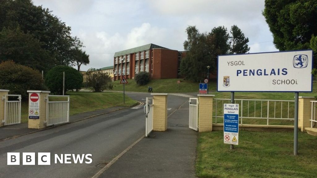 No weapons found in Penglais School threat probe - BBC News