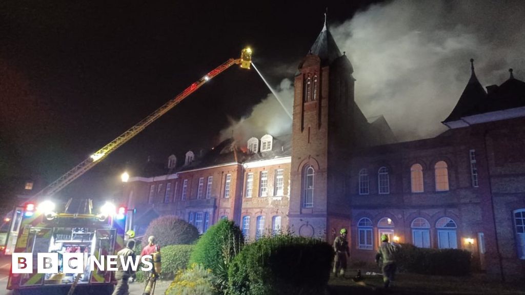 Southgate flat fire: Dozens of firefighters tackle blaze - BBC News