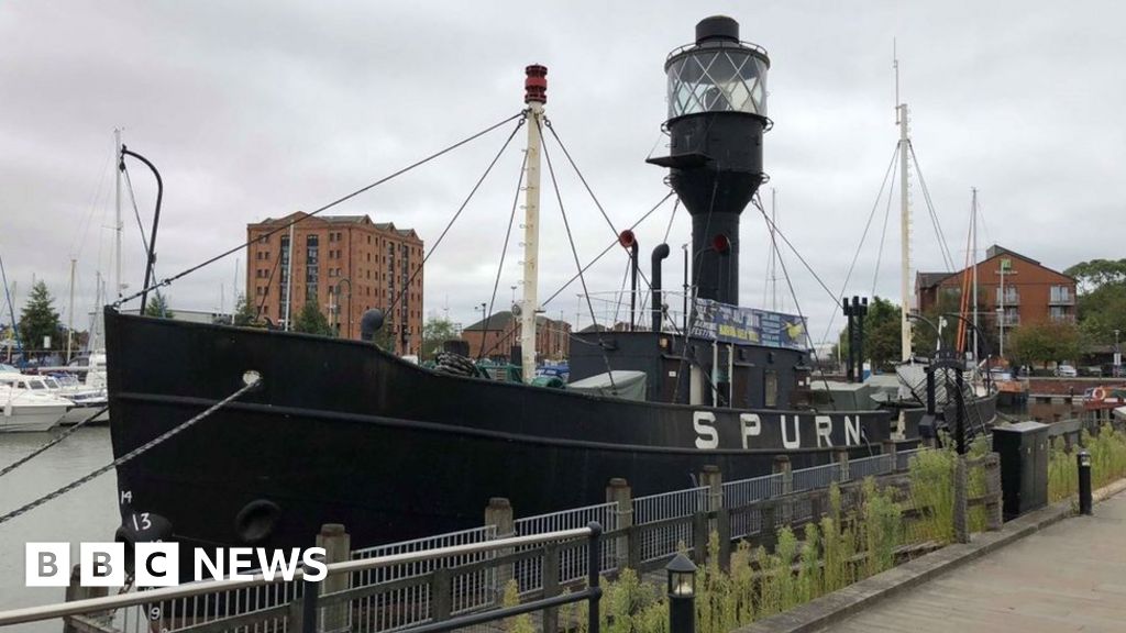 Hull's Spurn Lightship moves berth for bridge works