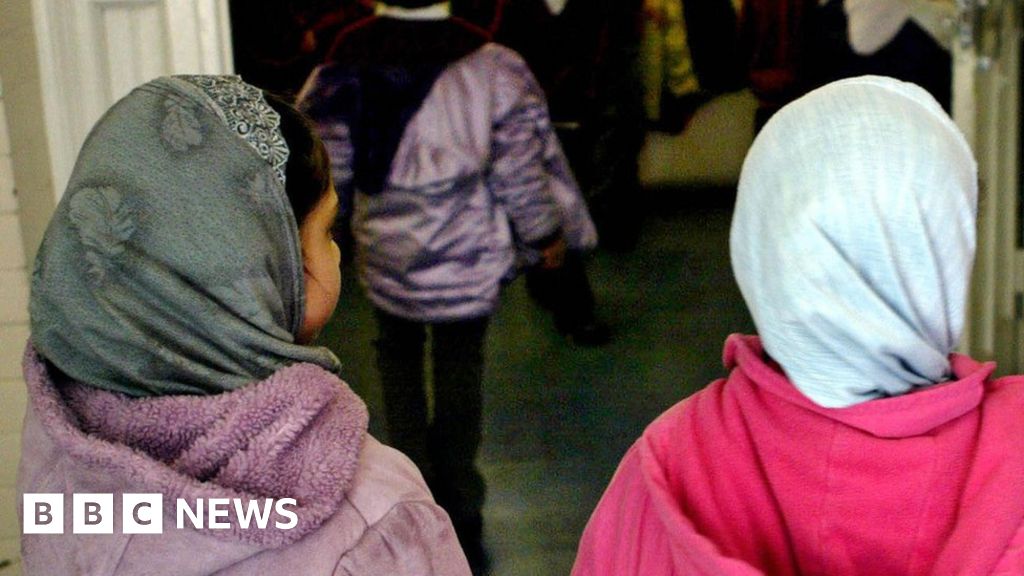 More than 400 children under 10 referred for 'deradicalisation' - BBC News