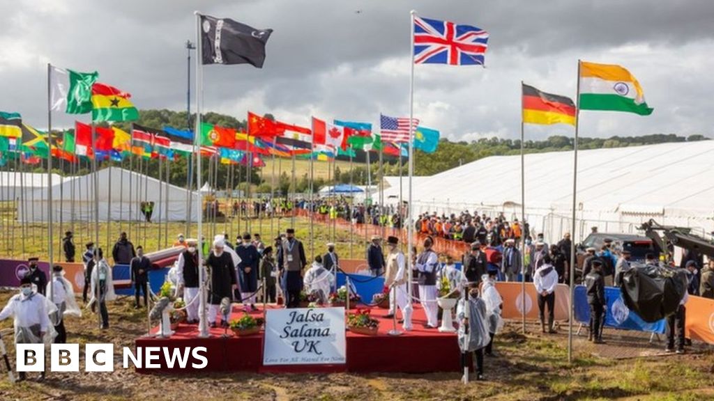 Jalsa Salana: Thousands head to Alton farm religious gathering - BBC News