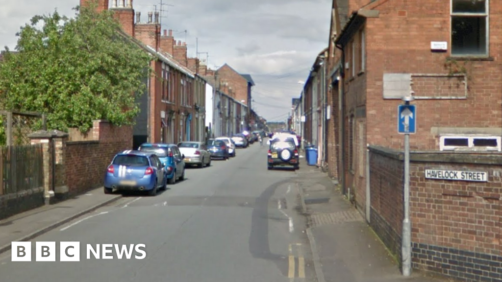 Murder investigation after man dies in Kettering - BBC News