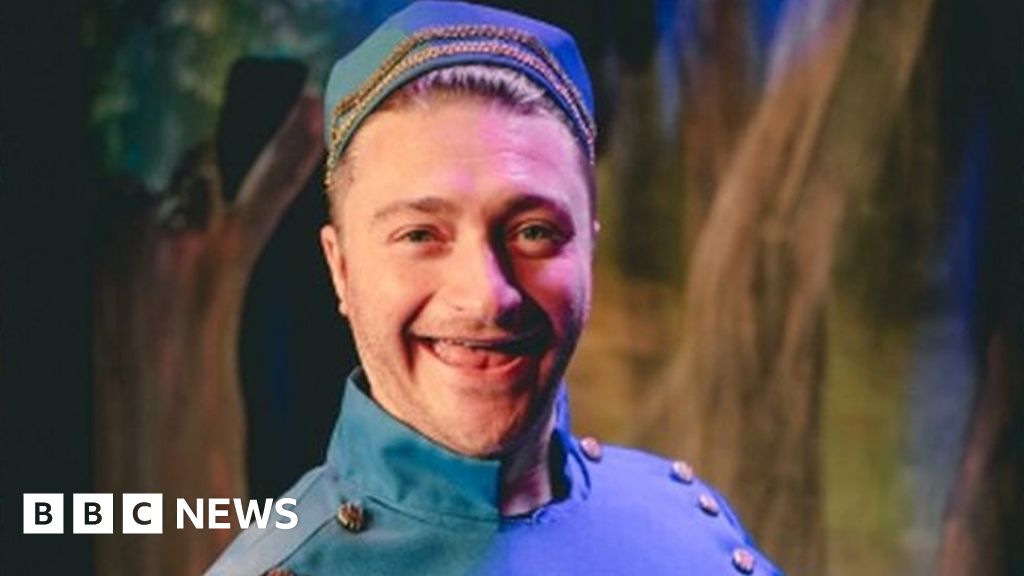 Panto degree: Plymouth actor gets pioneering qualification
