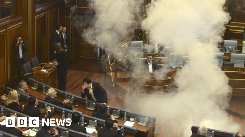 Kosovo opposition MPs stage tear gas protest - BBC News