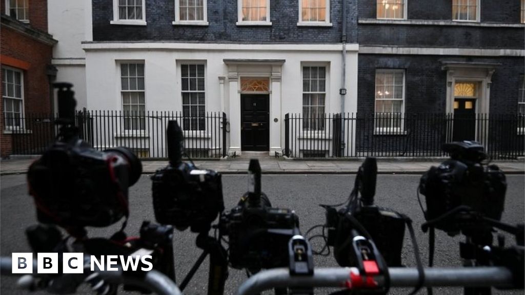 Government 'risks public trust' without probes into ministers - BBC News