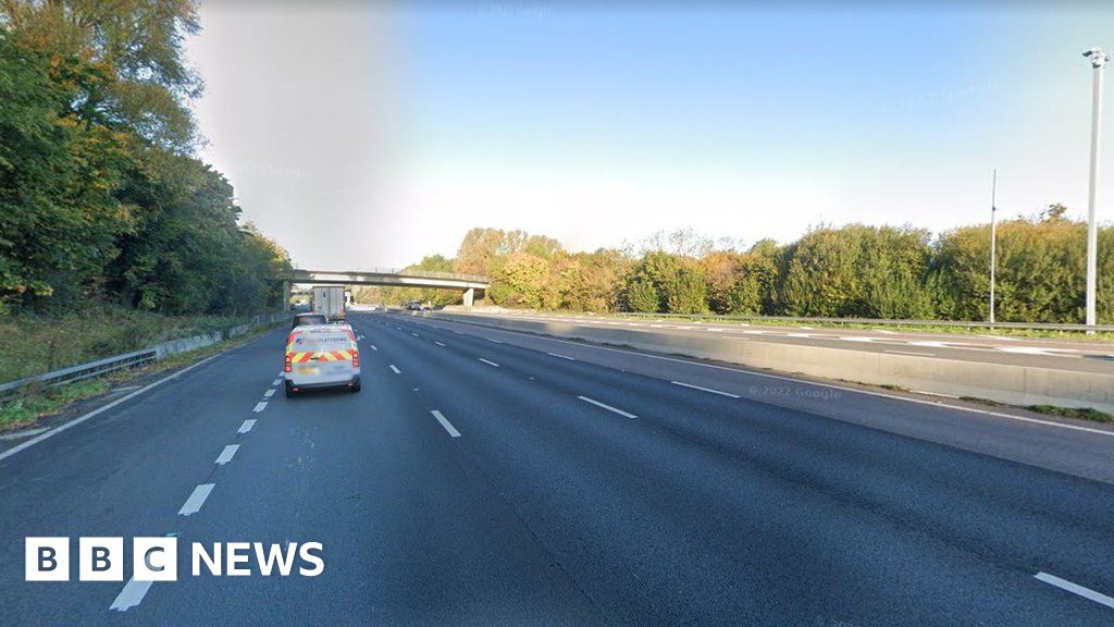 M20 crash: Man in his 50s dies in three vehicle collision - BBC News