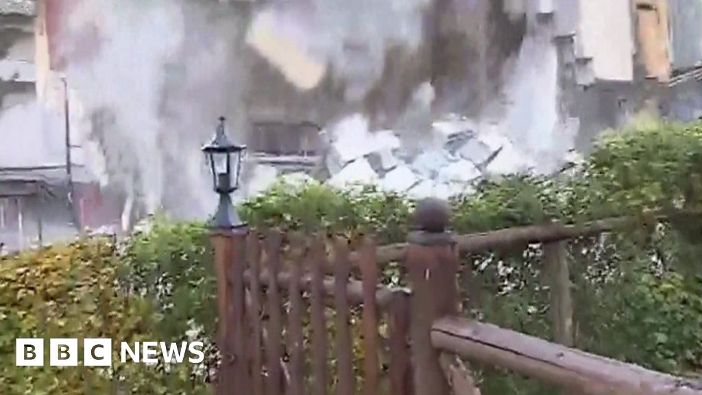 Italy quake: House collapse caught on camera - BBC News