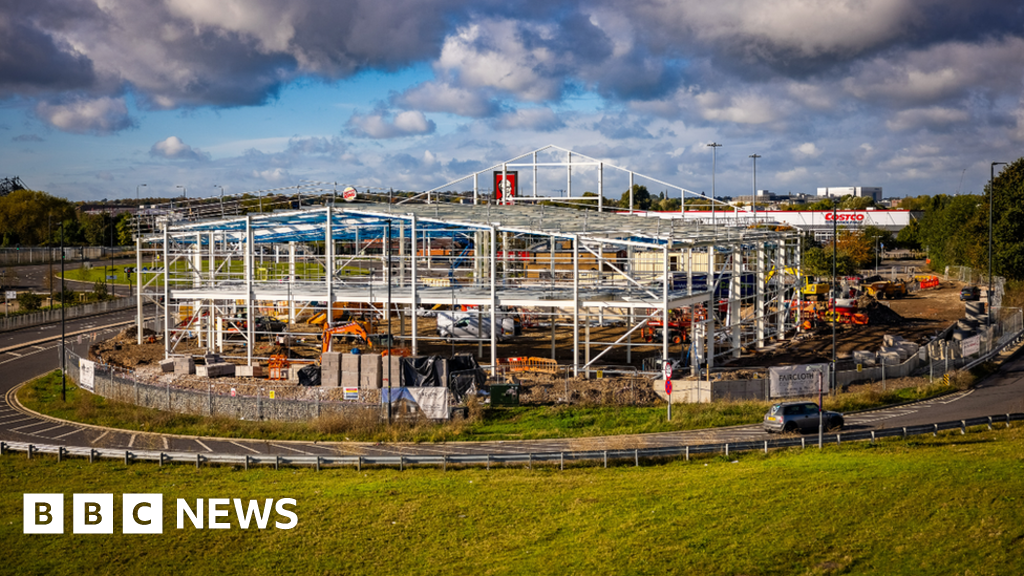 Historic Derby rail building makes way for food hall - BBC News