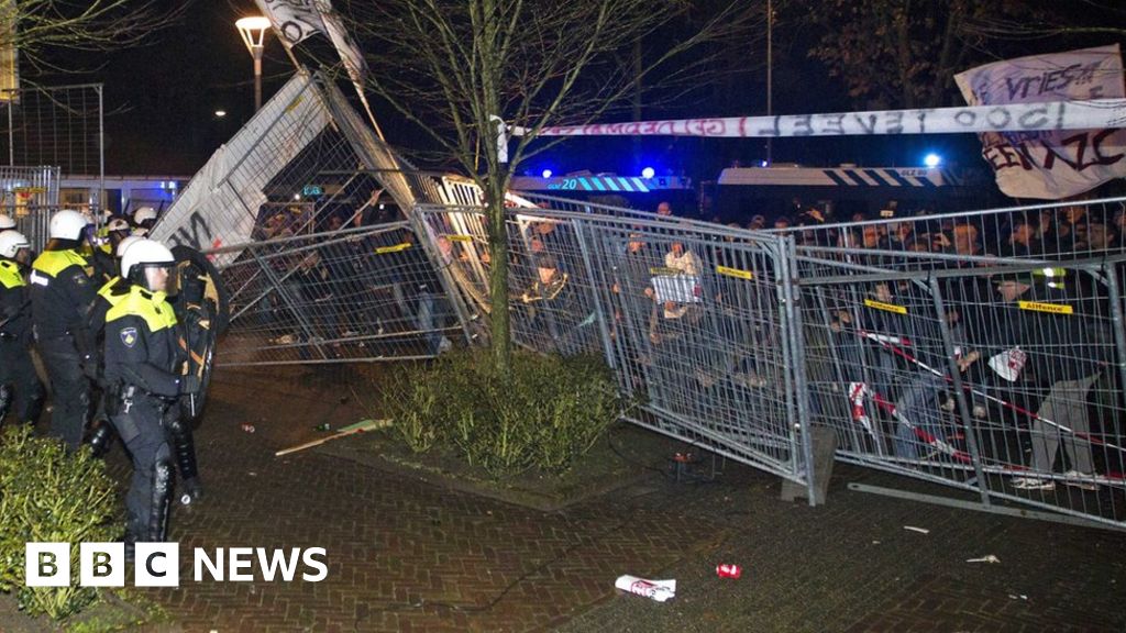 Migrant crisis: Dutch town riots over asylum centre plan - BBC News