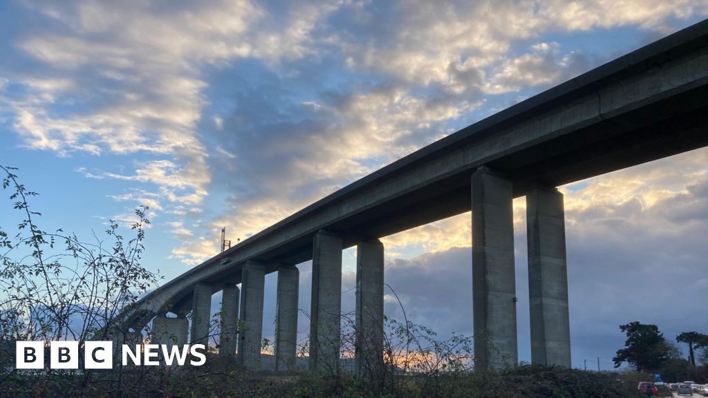 A14 Orwell Bridge reopened after police incident - BBC News