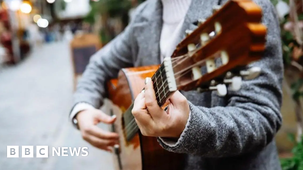 Hundreds sign petition against Birmingham 'busking ban'
