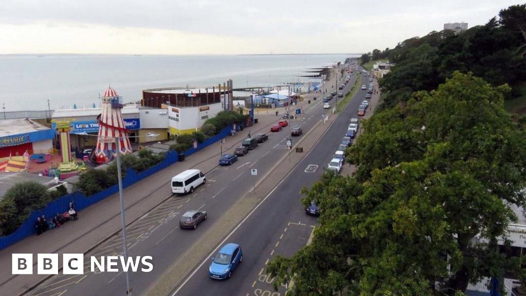 Petition urges 'rip off' Southend seafront parking U-turn - BBC News