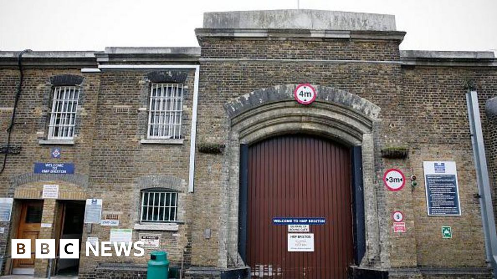 Brixton jail failing to prepare inmates for release, says report - BBC News