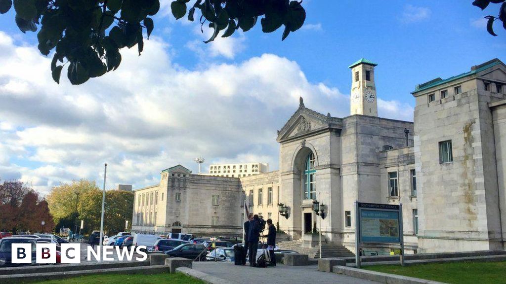 Hampshire devolution back on agenda, says Southampton leader - BBC News