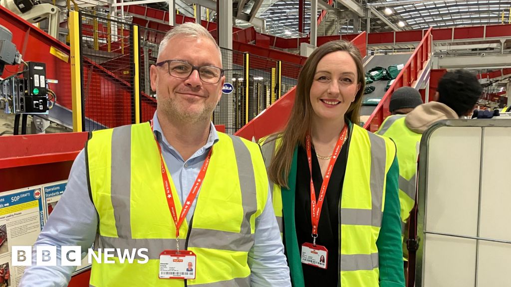 Christmas rush 'explodes' at Daventry parcel 'super hub' - BBC News