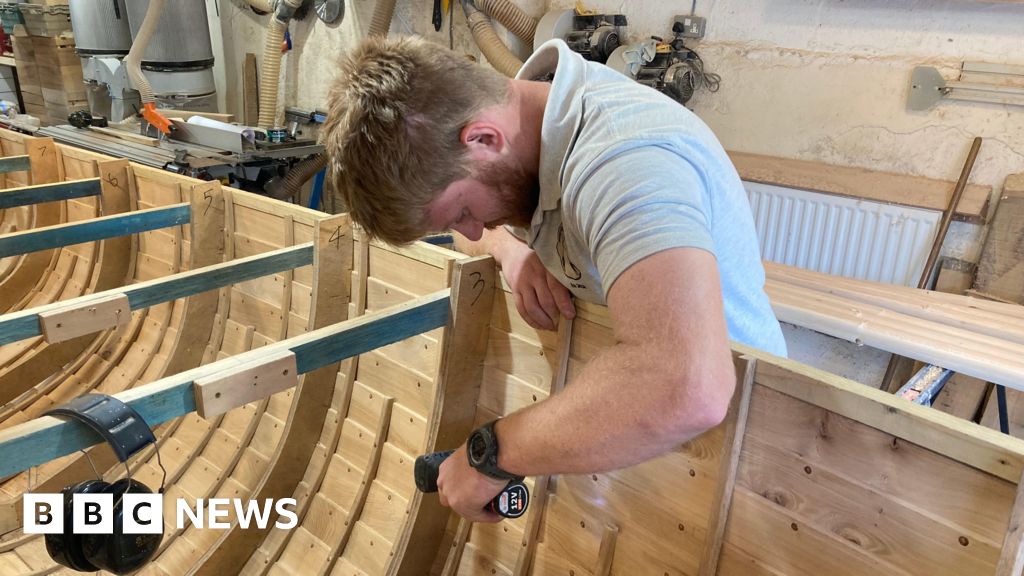 Cornish pilot gig builders facing rising costs - BBC News