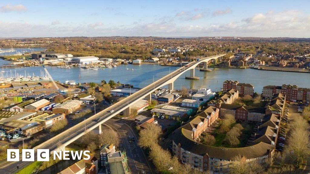 Southampton's Itchen Bridge to close ahead of Storm Ciarán - BBC News