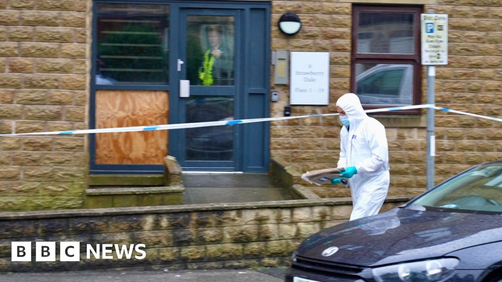 Harrogate murder inquiry after man found dead in flat - BBC News