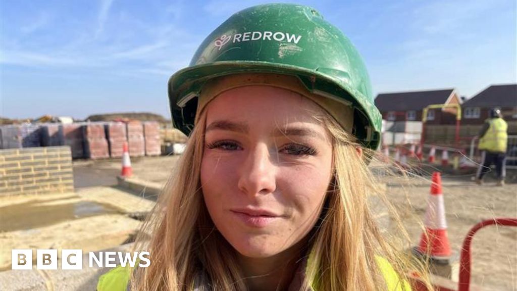 Kent teenager encourages other girls to join construction industry - BBC News
