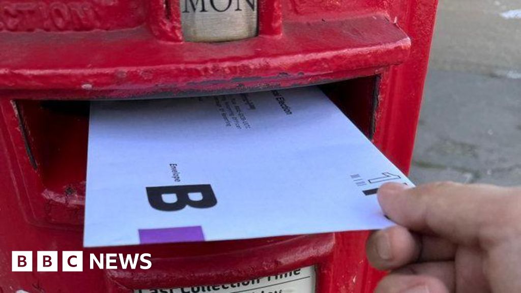 Council workers in Uttlesford hand deliver ballots after error - BBC News