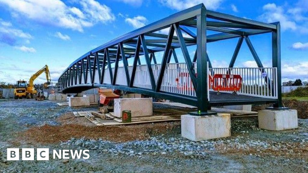 Oswestry: Footbridge to be lifted into place over A5