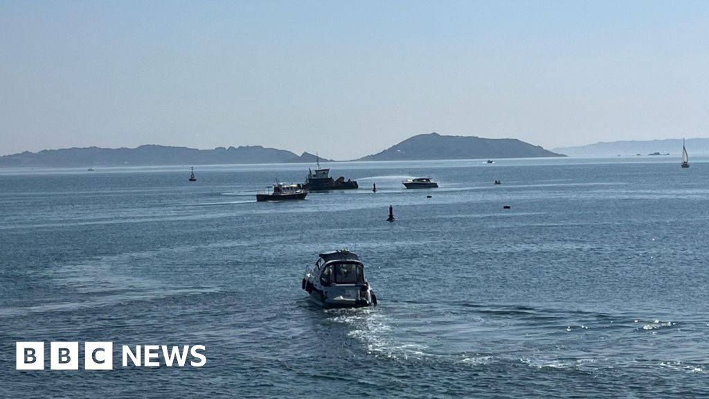 Fire breaks out on boat near Guernsey's QEII Marina - BBC News